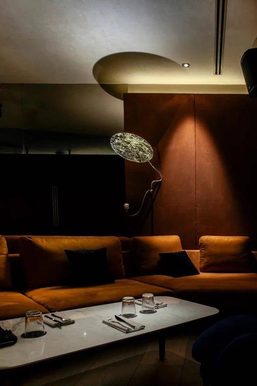 Интерьеры Luna Lounge & Bar - арт-объекты созданы специально для Luna